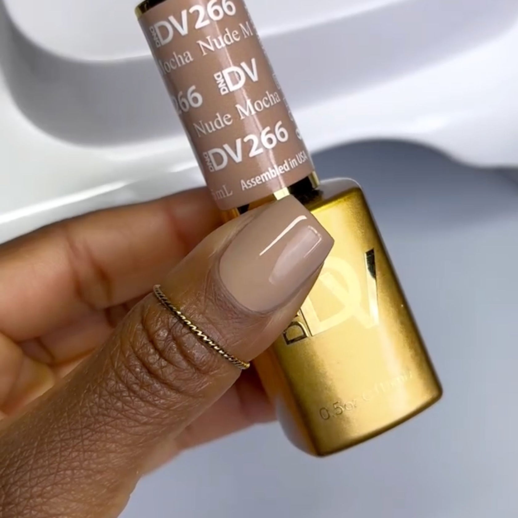 Nude Mocha DIVA #266 – DND Gel