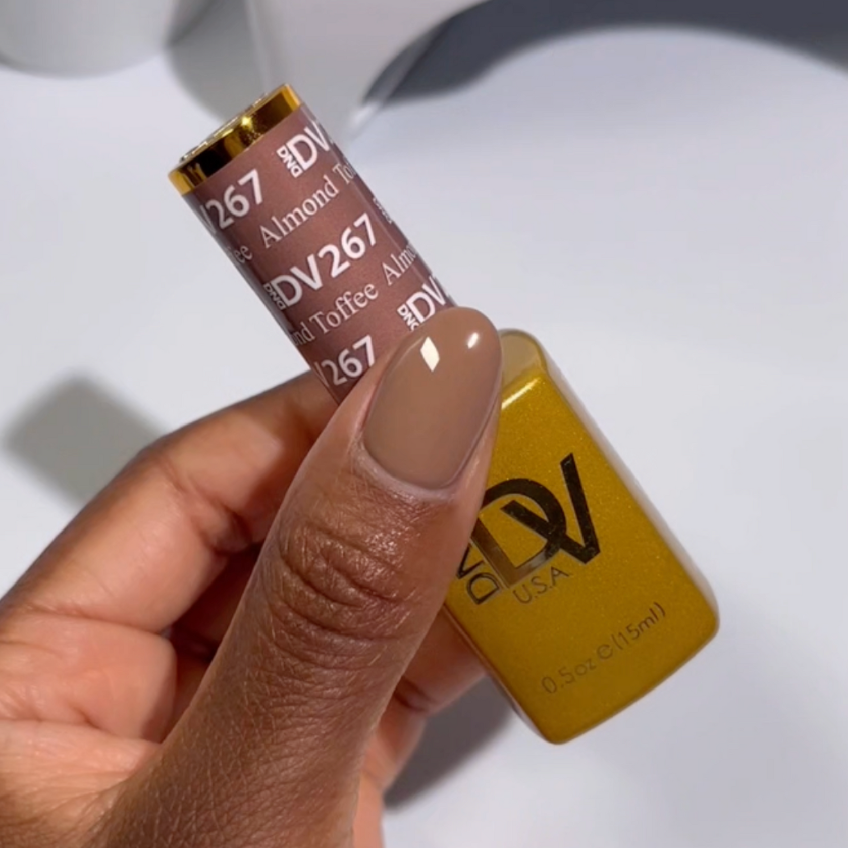 Almond Toffee DIVA #267 – DND Gel